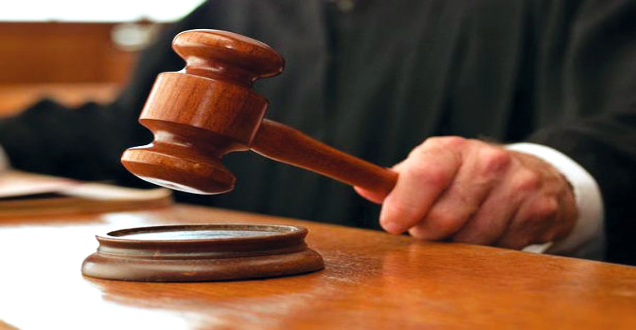 कोर्टात सुनावणीदरम्यान अचानक सुरू झाला 'अश्लील' Video; जजसाहेबांनी बंद ...